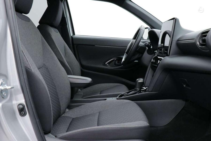 Pelēks Toyota Yaris Cross 2025 Viļņa, ar dzinēja tilpumu 1.49 L un nobraukumu 20 tūkst. km par 26990 €, foto 10 vietnē AUTOMOTO.COM.LV
