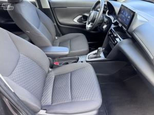 Grey Toyota Yaris Cross 2025 in Avizieniai, with an engine capacity of 1.50 L and mileage of 57 thousand km for 21950 €, photo 6 on AUTOMOTO.COM.LV
