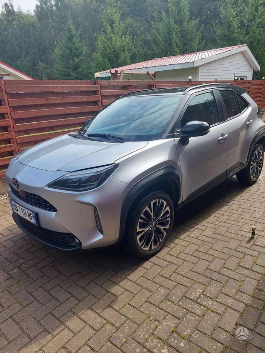 Серый Тойота Yaris Cross 2025 в Клайпеда, объемом двигателя 1.50 л и пробегом 54 тыс. км за 23350 €, фото 1 на AUTOMOTO.COM.LV