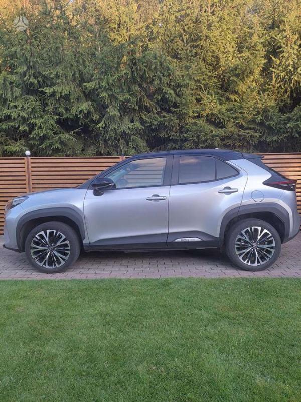 Grey Toyota Yaris Cross 2025 in Klaipeda, with an engine capacity of 1.50 L and mileage of 54 thousand km for 23350 €, photo 4 on AUTOMOTO.COM.LV