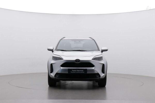 Grey Toyota Yaris Cross 2025 in Vilnius, with an engine capacity of 1.49 L and mileage of 16 thousand km for 24900 €, photo 7 on AUTOMOTO.COM.LV