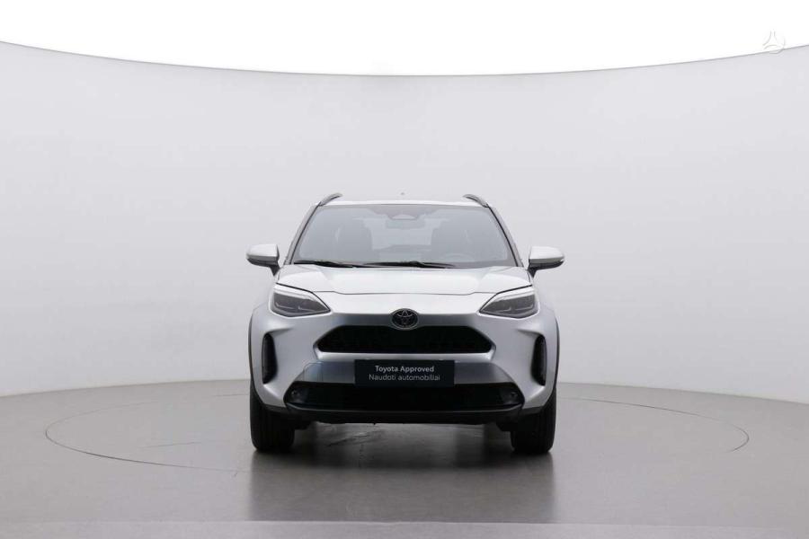 Grey Toyota Yaris Cross 2025 in Vilnius, with an engine capacity of 1.49 L and mileage of 16 thousand km for 24900 €, photo 7 on AUTOMOTO.COM.LV