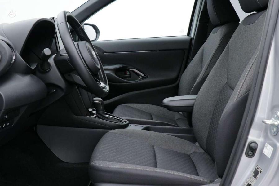 Grey Toyota Yaris Cross 2025 in Vilnius, with an engine capacity of 1.49 L and mileage of 16 thousand km for 24900 €, photo 13 on AUTOMOTO.COM.LV