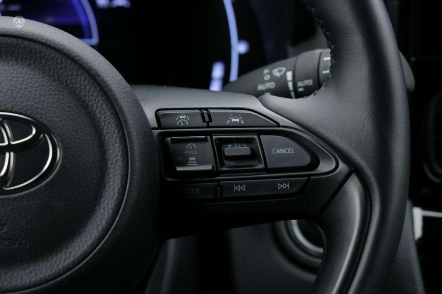 Grey Toyota Yaris Cross 2025 in Vilnius, with an engine capacity of 1.49 L and mileage of 16 thousand km for 24900 €, photo 27 on AUTOMOTO.COM.LV