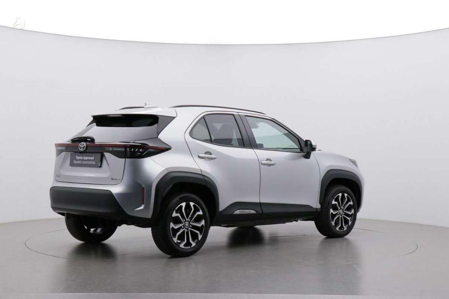 Grey Toyota Yaris Cross 2025 in Vilnius, with an engine capacity of 1.49 L and mileage of 27 thousand km for 26990 €, photo 4 on AUTOMOTO.COM.LV