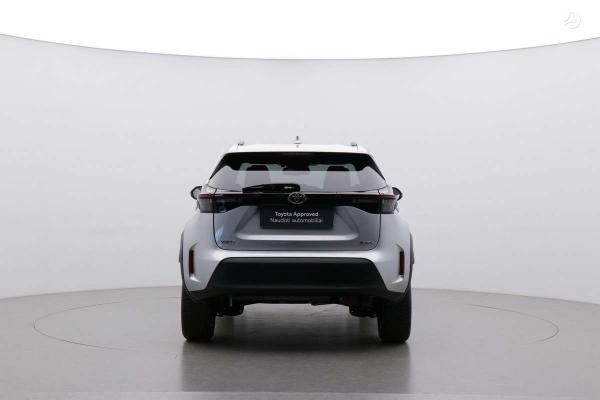 Toyota Yaris Cross 2025 in Vilnius on AUTOMOTO.COM.LV Grey Toyota Yaris Cross 2025 in Vilnius, with an engine capacity of 1.49 L and mileage of 27 thousand km for 26990 €, photo 6 on AUTOMOTO.COM.LV