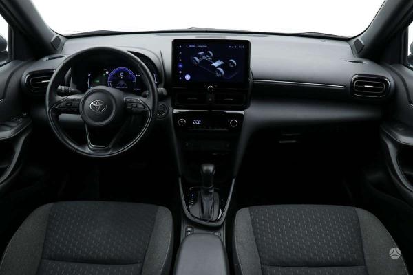 Toyota Yaris Cross 2025 in Vilnius on AUTOMOTO.COM.LV Grey Toyota Yaris Cross 2025 in Vilnius, with an engine capacity of 1.49 L and mileage of 27 thousand km for 26990 €, photo 8 on AUTOMOTO.COM.LV
