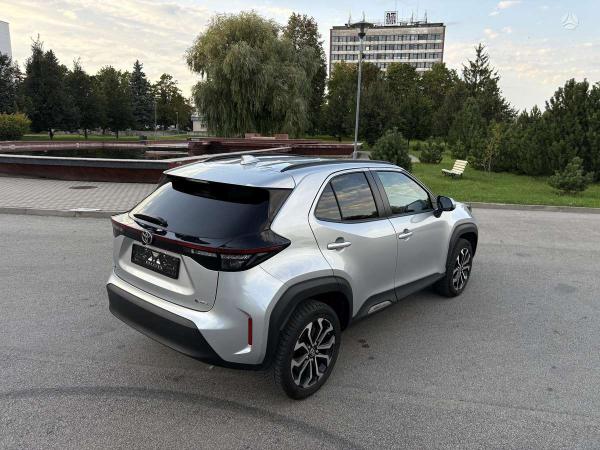 Pelēks Toyota Yaris Cross 2025 Alīta, ar dzinēja tilpumu 1.49 L un nobraukumu 25 tūkst. km par 22500 €, foto 5 vietnē AUTOMOTO.COM.LV