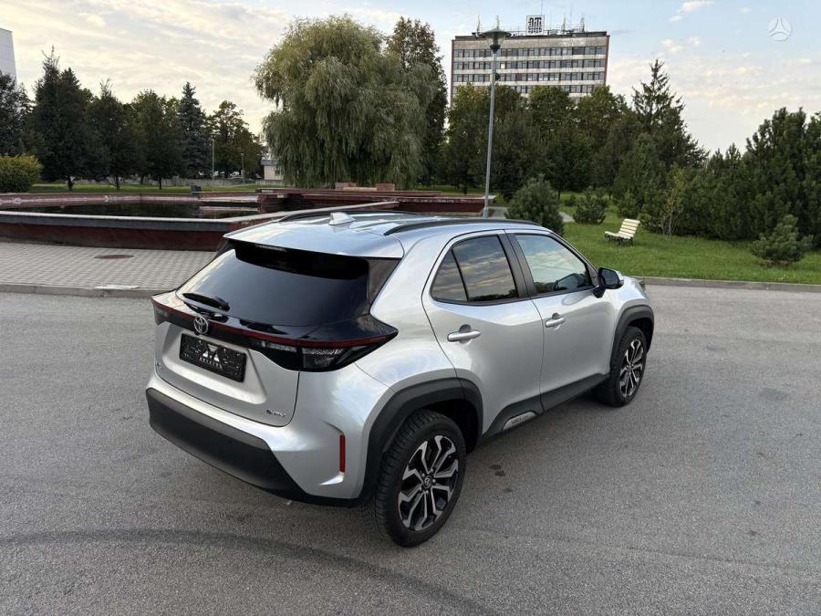 Pelēks Toyota Yaris Cross 2025 Alīta, ar dzinēja tilpumu 1.49 L un nobraukumu 25 tūkst. km par 22500 €, foto 5 vietnē AUTOMOTO.COM.LV