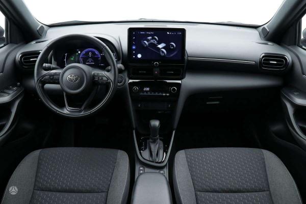 Grey Toyota Yaris Cross 2025 in Vilnius, with an engine capacity of 1.49 L and mileage of 21 thousand km for 25900 €, photo 8 on AUTOMOTO.COM.LV