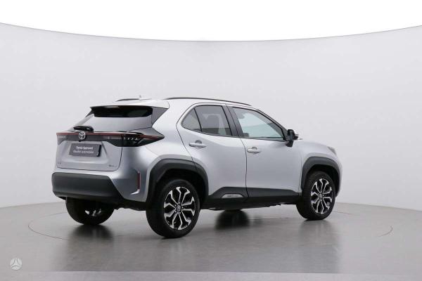 Серый Тойота Yaris Cross 2025 в Вильнюс, объемом двигателя 1.49 л и пробегом 28 тыс. км за 26990 €, фото 4 на AUTOMOTO.COM.LV