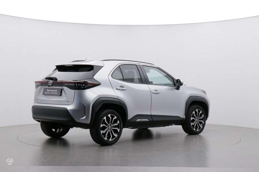 Серый Тойота Yaris Cross 2025 в Вильнюс, объемом двигателя 1.49 л и пробегом 28 тыс. км за 26990 €, фото 4 на AUTOMOTO.COM.LV