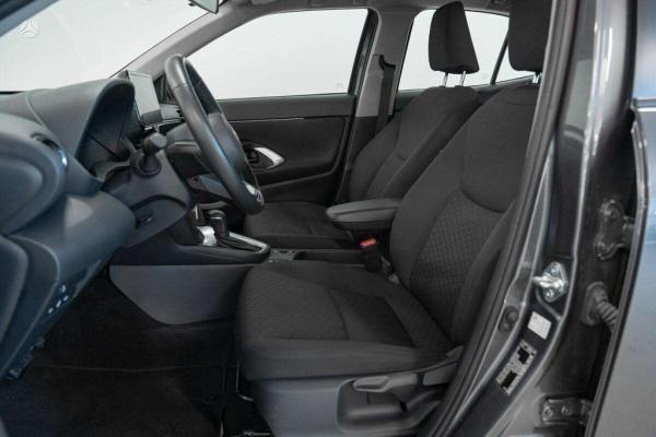 Серый Тойота Yaris Cross 2025 в Вильнюс, объемом двигателя 1.50 л и пробегом 34 тыс. км за 23900 €, фото 8 на AUTOMOTO.COM.LV