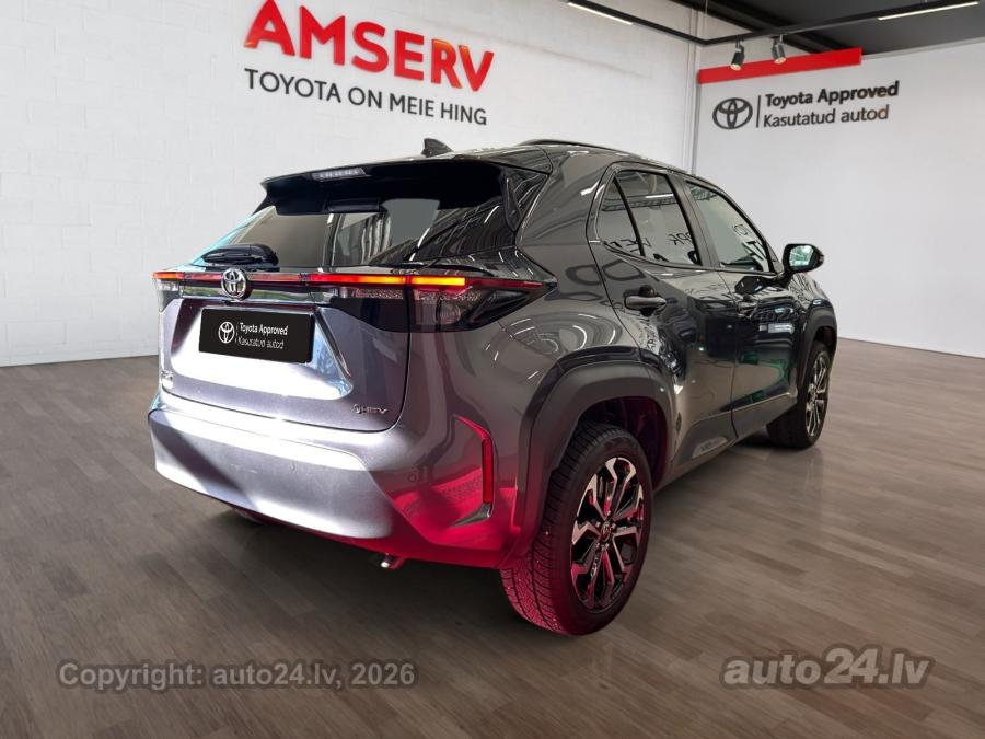 Pelēks Toyota Yaris Cross 2025 Pērnava, ar dzinēja tilpumu 1.50 L un nobraukumu 30 tūkst. km par 24490 €, foto 3 vietnē AUTOMOTO.COM.LV