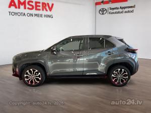 Pelēks Toyota Yaris Cross 2025 Pērnava, ar dzinēja tilpumu 1.50 L un nobraukumu 30 tūkst. km par 24490 €, foto 4 vietnē AUTOMOTO.COM.LV