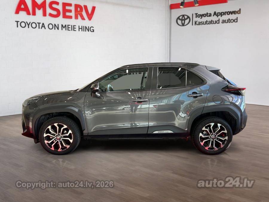 Pelēks Toyota Yaris Cross 2025 Pērnava, ar dzinēja tilpumu 1.50 L un nobraukumu 30 tūkst. km par 24490 €, foto 4 vietnē AUTOMOTO.COM.LV