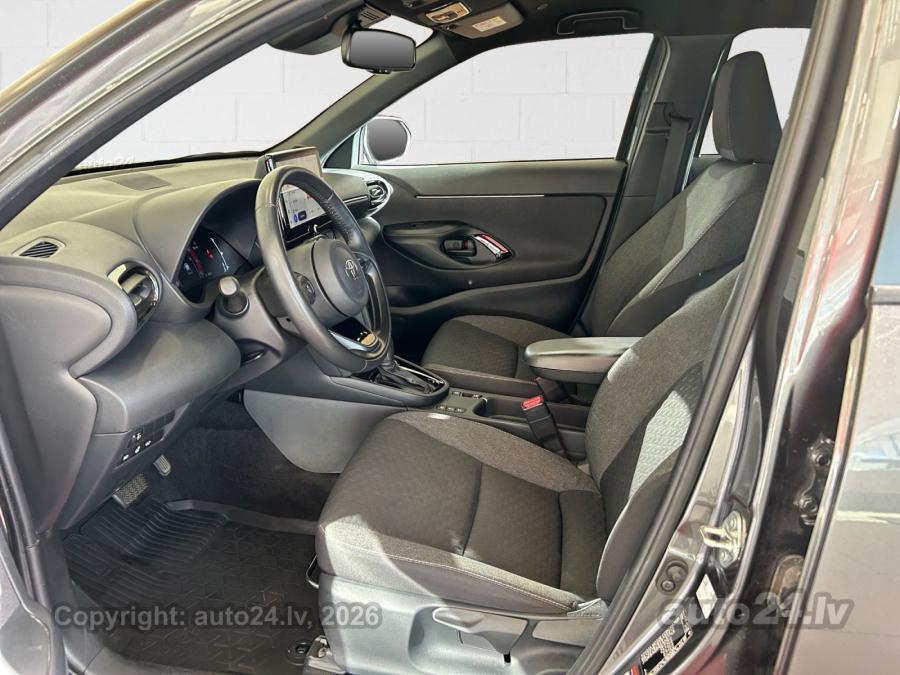 Pelēks Toyota Yaris Cross 2025 Pērnava, ar dzinēja tilpumu 1.50 L un nobraukumu 30 tūkst. km par 24490 €, foto 12 vietnē AUTOMOTO.COM.LV