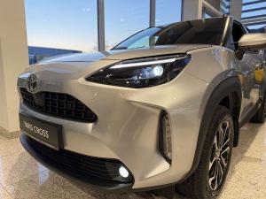 Pelēks Toyota Yaris Cross 2026 Šauļi, ar dzinēja tilpumu 1.49 L un nobraukumu 4 tūkst. km par 29170 €, foto 24 vietnē AUTOMOTO.COM.LV
