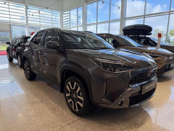 Grey Toyota Yaris Cross 2026 in Siauliai, with an engine capacity of 1.49 L and mileage of 0 thousand km for 31720 €, photo 3 on AUTOMOTO.COM.LV