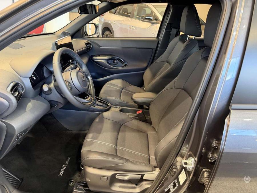 Grey Toyota Yaris Cross 2026 in Siauliai, with an engine capacity of 1.49 L and mileage of 0 thousand km for 31720 €, photo 7 on AUTOMOTO.COM.LV