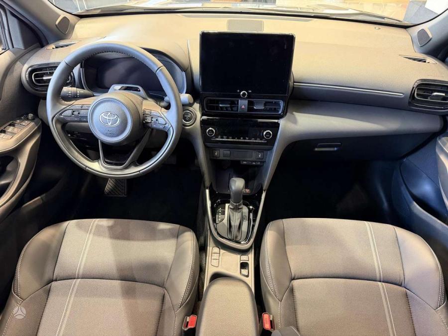 Grey Toyota Yaris Cross 2026 in Siauliai, with an engine capacity of 1.49 L and mileage of 0 thousand km for 31720 €, photo 11 on AUTOMOTO.COM.LV