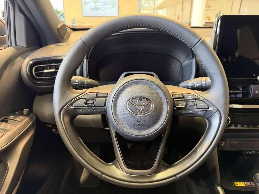 Grey Toyota Yaris Cross 2026 in Siauliai, with an engine capacity of 1.49 L and mileage of 0 thousand km for 31720 €, photo 12 on AUTOMOTO.COM.LV
