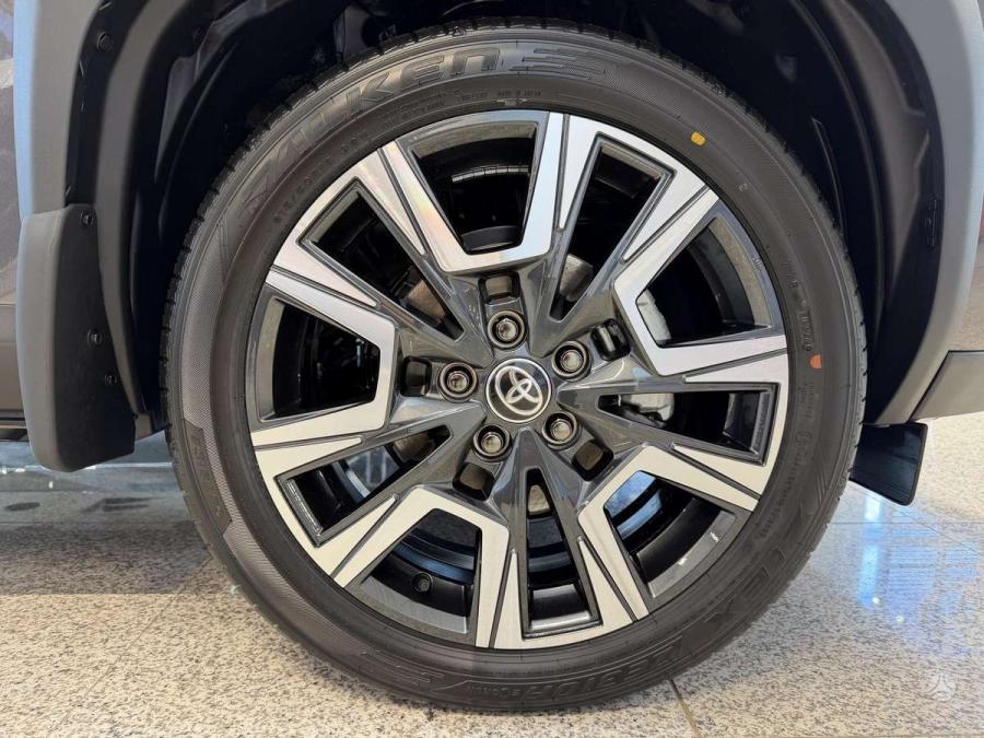 Grey Toyota Yaris Cross 2026 in Siauliai, with an engine capacity of 1.49 L and mileage of 0 thousand km for 31720 €, photo 26 on AUTOMOTO.COM.LV