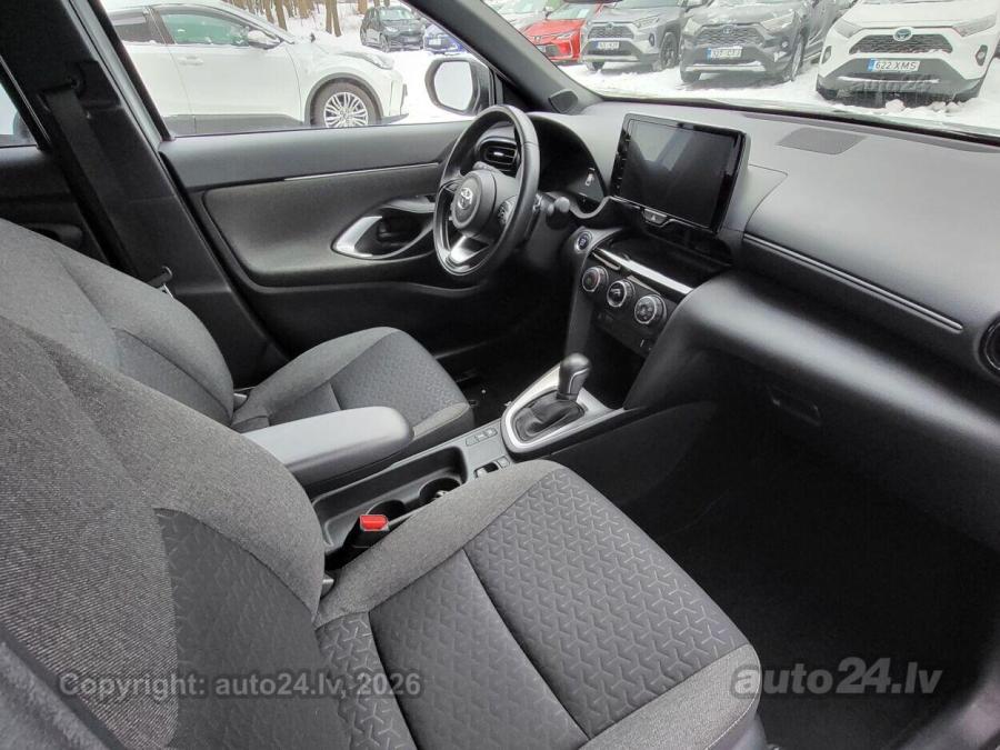 Grey Toyota Yaris Cross 2022 in Tallinn, with an engine capacity of 1.49 L and mileage of 64 thousand km for 20995 €, photo 6 on AUTOMOTO.COM.LV