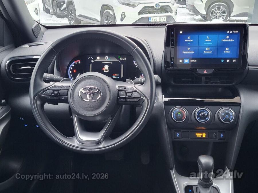 Grey Toyota Yaris Cross 2022 in Tallinn, with an engine capacity of 1.49 L and mileage of 64 thousand km for 20995 €, photo 9 on AUTOMOTO.COM.LV