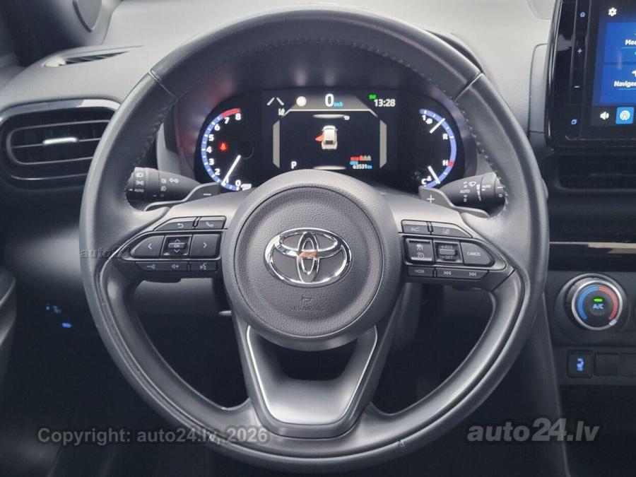 Grey Toyota Yaris Cross 2022 in Tallinn, with an engine capacity of 1.49 L and mileage of 64 thousand km for 20995 €, photo 12 on AUTOMOTO.COM.LV