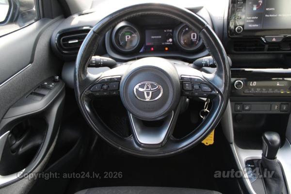 Pelēks Toyota Yaris Cross 2022 Pērnava, ar dzinēja tilpumu 1.50 L un nobraukumu 155 tūkst. km par 17700 €, foto 3 vietnē AUTOMOTO.COM.LV