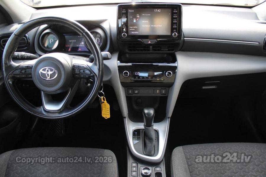 Grey Toyota Yaris Cross 2022 in Parnu, with an engine capacity of 1.50 L and mileage of 155 thousand km for 17700 €, photo 5 on AUTOMOTO.COM.LV
