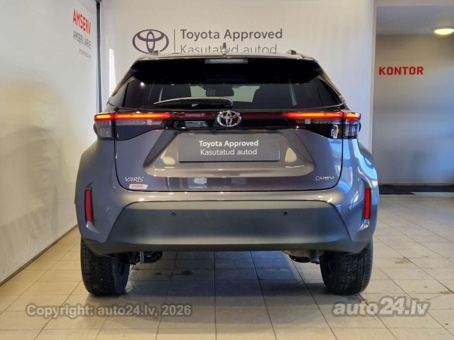 Серый Тойота Yaris Cross 2024 в Таллин, объемом двигателя 1.50 л и пробегом 21 тыс. км за 24490 €, фото 4 на AUTOMOTO.COM.LV