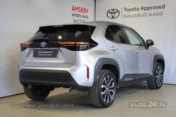 Pelēks Toyota Yaris Cross 2024 Tallina, ar dzinēja tilpumu 1.50 L un nobraukumu 50 tūkst. km par 24990 €, foto 2 vietnē AUTOMOTO.COM.LV