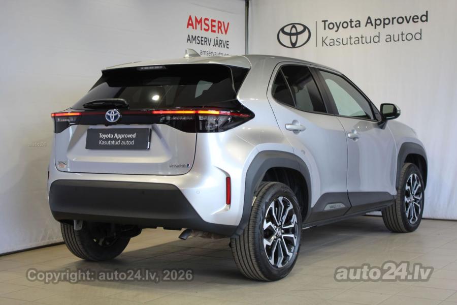 Серый Тойота Yaris Cross 2024 в Таллин, объемом двигателя 1.50 л и пробегом 50 тыс. км за 24990 €, фото 3 на AUTOMOTO.COM.LV