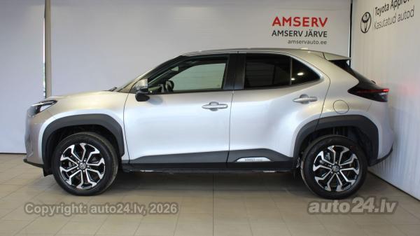 Pelēks Toyota Yaris Cross 2024 Tallina, ar dzinēja tilpumu 1.50 L un nobraukumu 50 tūkst. km par 24990 €, foto 3 vietnē AUTOMOTO.COM.LV