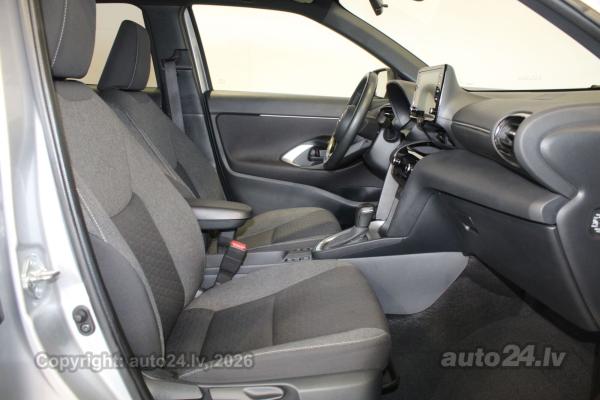 Pelēks Toyota Yaris Cross 2024 Tallina, ar dzinēja tilpumu 1.50 L un nobraukumu 50 tūkst. km par 24990 €, foto 6 vietnē AUTOMOTO.COM.LV