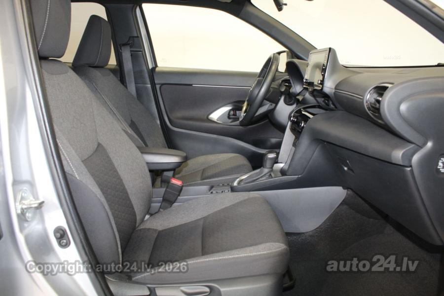 Серый Тойота Yaris Cross 2024 в Таллин, объемом двигателя 1.50 л и пробегом 50 тыс. км за 24990 €, фото 7 на AUTOMOTO.COM.LV