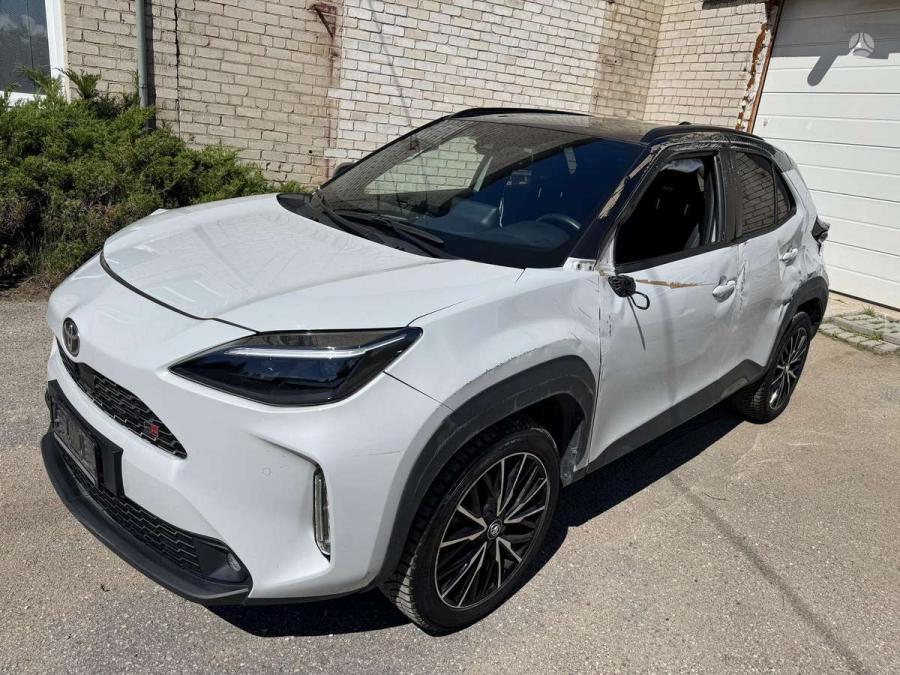 Pelēks Toyota Yaris Cross 2024 Gargždai, ar dzinēja tilpumu 0.00 L un nobraukumu 76 tūkst. km par 14500 €, foto 1 vietnē AUTOMOTO.COM.LV