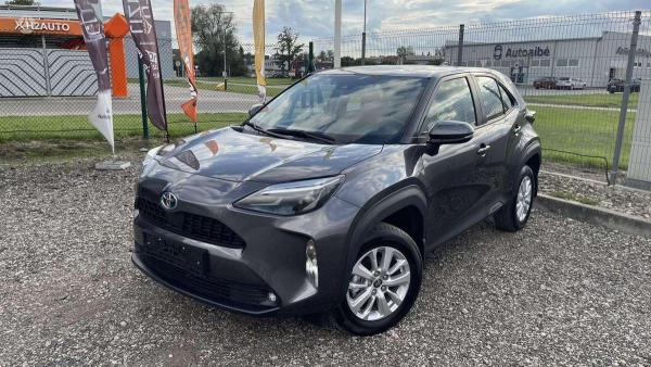 Grey Toyota Yaris Cross 2024 in Marijampole, with an engine capacity of 1.49 L and mileage of 26 thousand km for 19990 €, photo 1 on AUTOMOTO.COM.LV