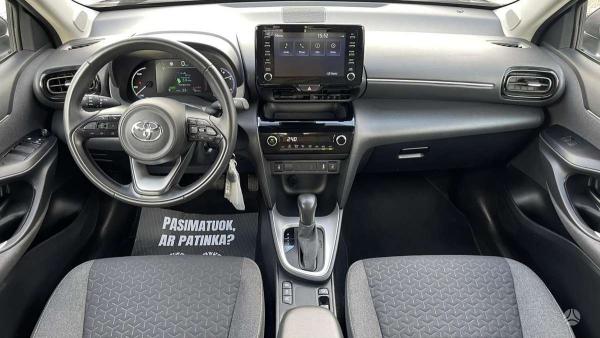 Grey Toyota Yaris Cross 2024 in Marijampole, with an engine capacity of 1.49 L and mileage of 26 thousand km for 19990 €, photo 3 on AUTOMOTO.COM.LV