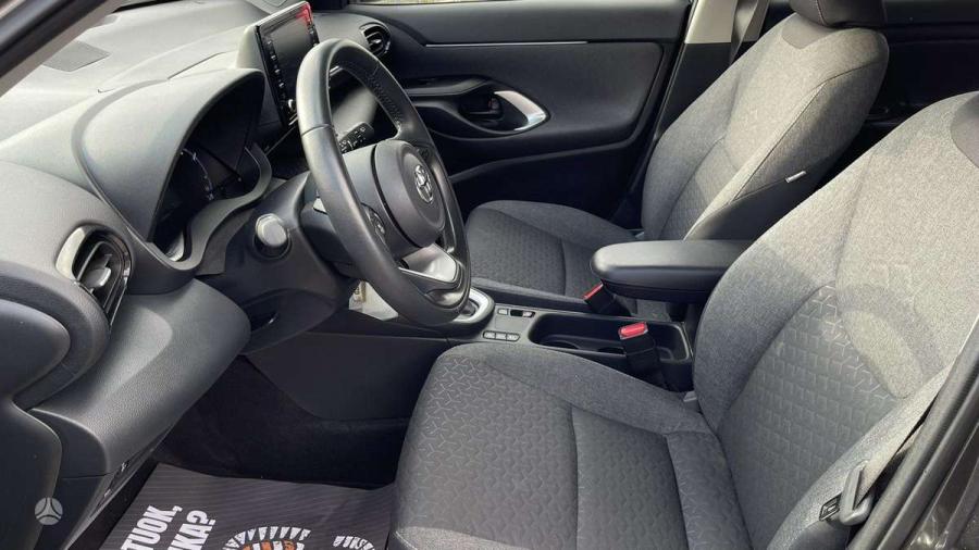 Grey Toyota Yaris Cross 2024 in Marijampole, with an engine capacity of 1.49 L and mileage of 26 thousand km for 19990 €, photo 15 on AUTOMOTO.COM.LV