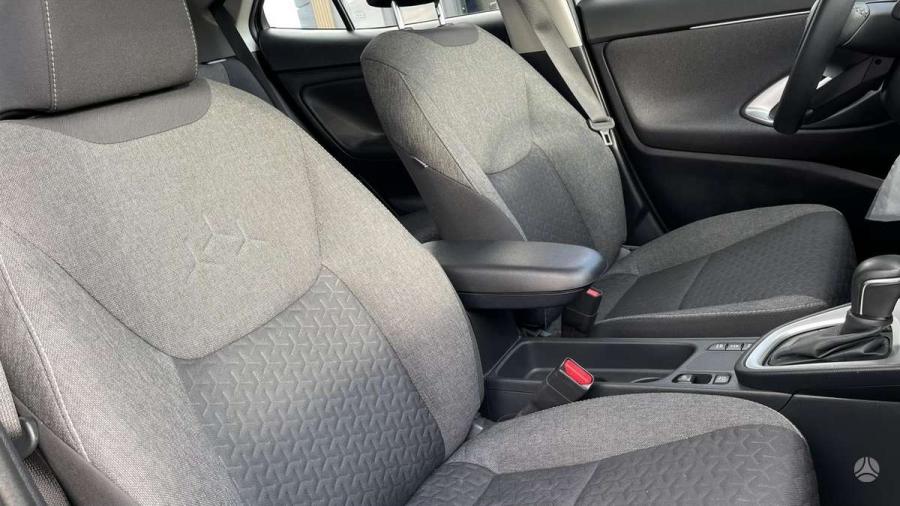 Grey Toyota Yaris Cross 2024 in Marijampole, with an engine capacity of 1.49 L and mileage of 26 thousand km for 19990 €, photo 18 on AUTOMOTO.COM.LV