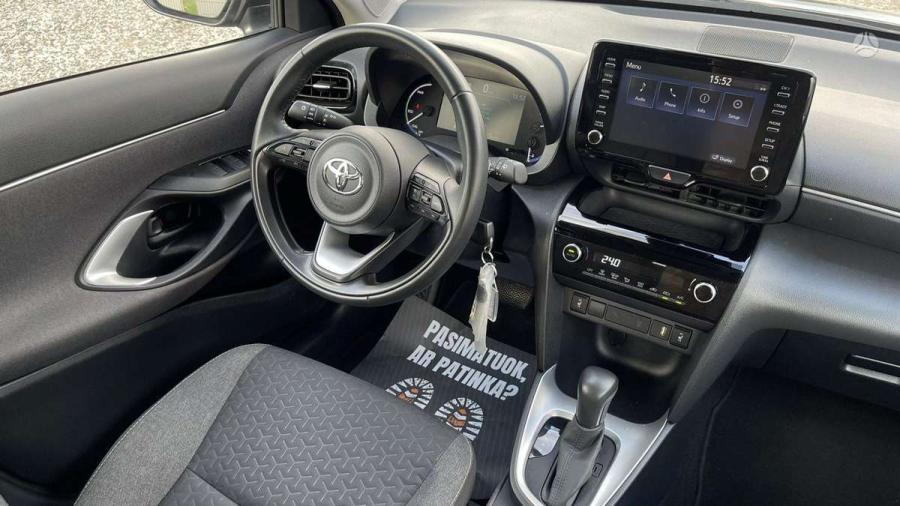Grey Toyota Yaris Cross 2024 in Marijampole, with an engine capacity of 1.49 L and mileage of 26 thousand km for 19990 €, photo 31 on AUTOMOTO.COM.LV