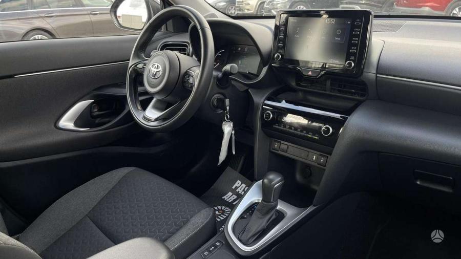 Grey Toyota Yaris Cross 2024 in Marijampole, with an engine capacity of 1.49 L and mileage of 26 thousand km for 19990 €, photo 33 on AUTOMOTO.COM.LV