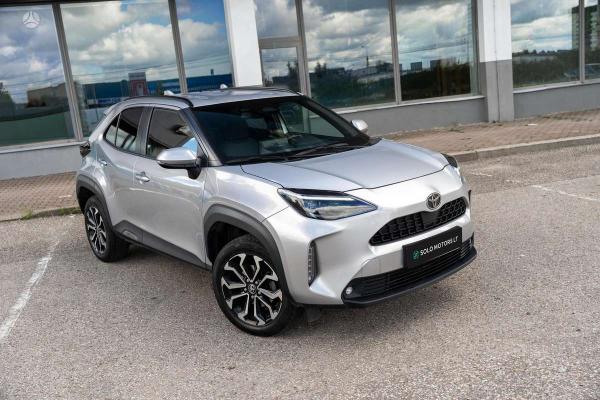 Grey Toyota Yaris Cross 2024 in Vilnius, with an engine capacity of 1.49 L and mileage of 55 thousand km for 23950 €, photo 1 on AUTOMOTO.COM.LV