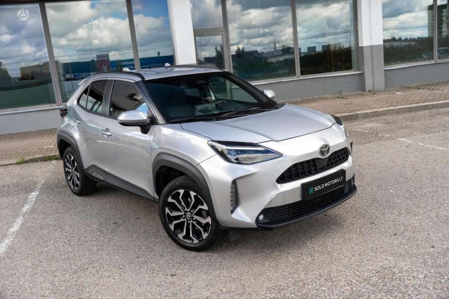Pelēks Toyota Yaris Cross 2024 Viļņa, ar dzinēja tilpumu 1.49 L un nobraukumu 55 tūkst. km par 23950 €, foto 1 vietnē AUTOMOTO.COM.LV