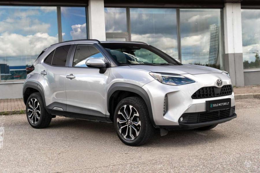 Pelēks Toyota Yaris Cross 2024 Viļņa, ar dzinēja tilpumu 1.49 L un nobraukumu 55 tūkst. km par 23950 €, foto 3 vietnē AUTOMOTO.COM.LV