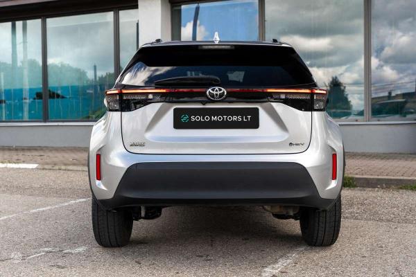 Grey Toyota Yaris Cross 2024 in Vilnius, with an engine capacity of 1.49 L and mileage of 55 thousand km for 23950 €, photo 6 on AUTOMOTO.COM.LV