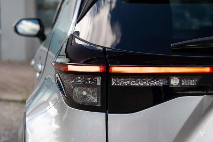 Pelēks Toyota Yaris Cross 2024 Viļņa, ar dzinēja tilpumu 1.49 L un nobraukumu 55 tūkst. km par 23950 €, foto 8 vietnē AUTOMOTO.COM.LV